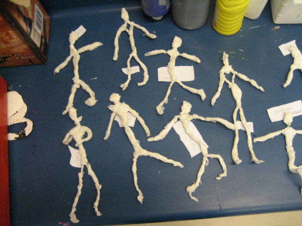 Travail de modelage sur fil de fer, habillage en bandes platrées ou ...